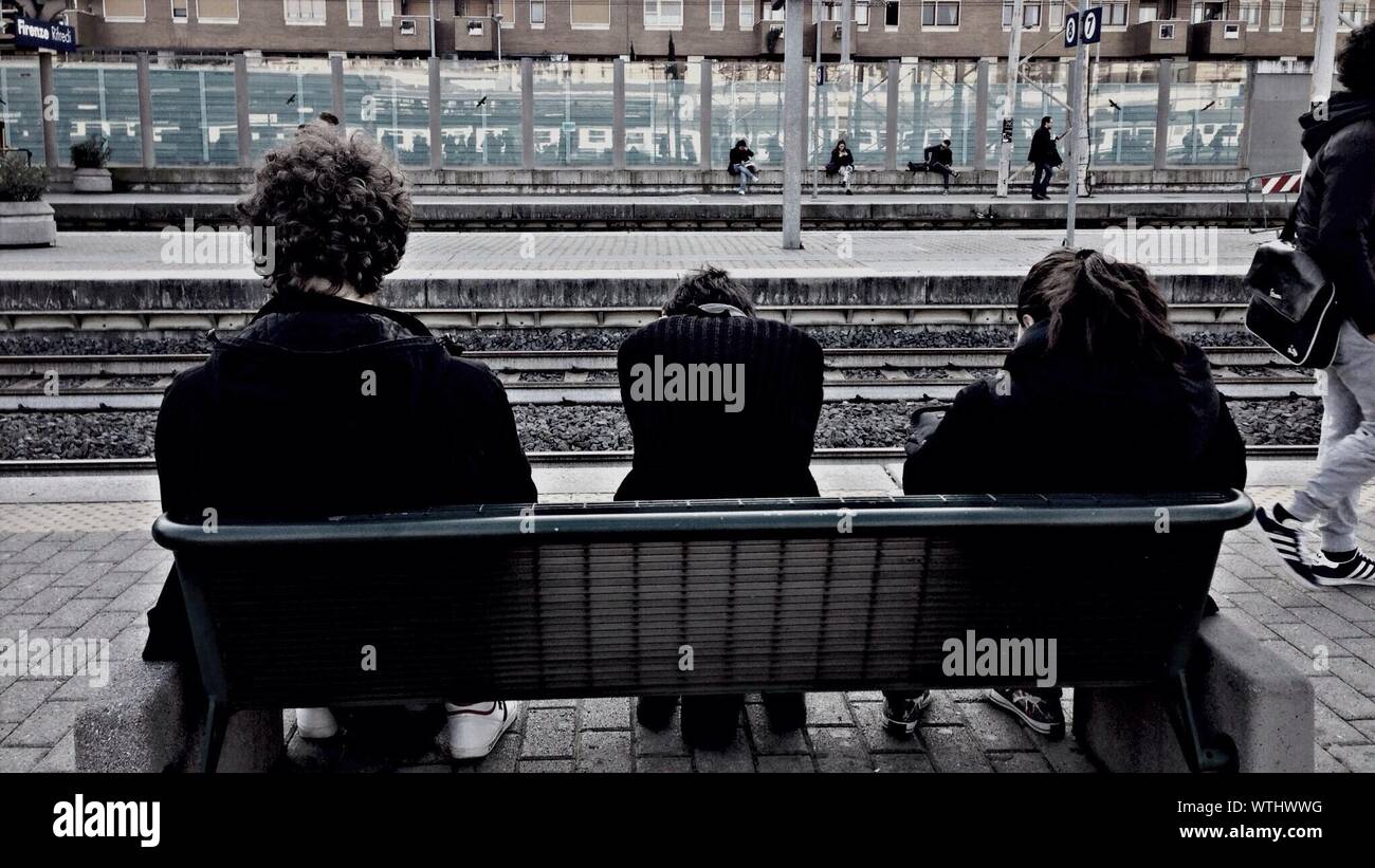 Bench three people hi-res stock photography and images - Alamy