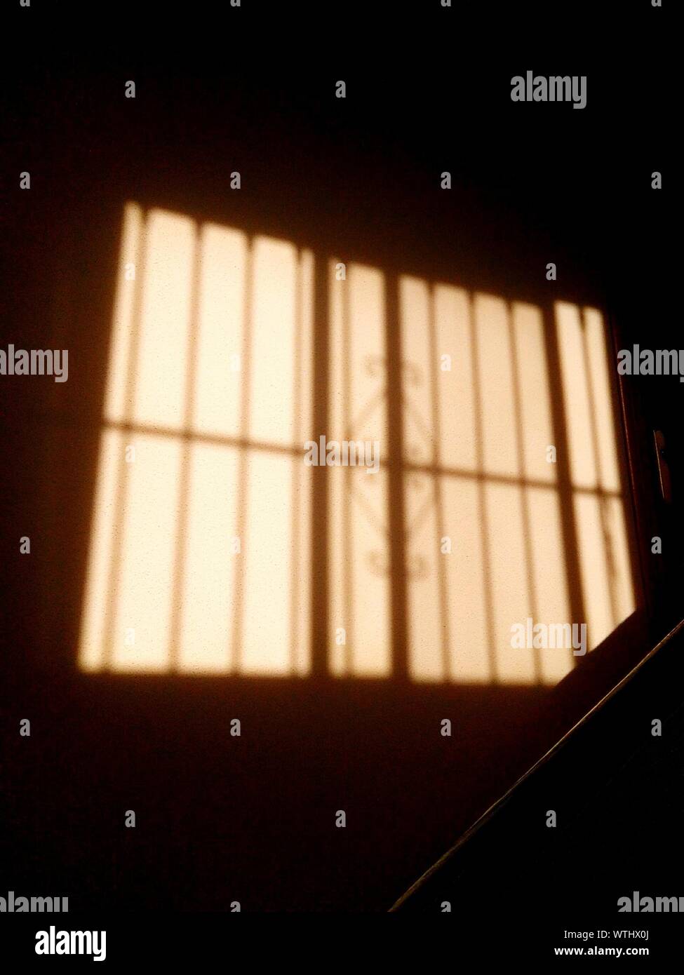Sunlight through window on wall hi-res stock photography and images - Alamy