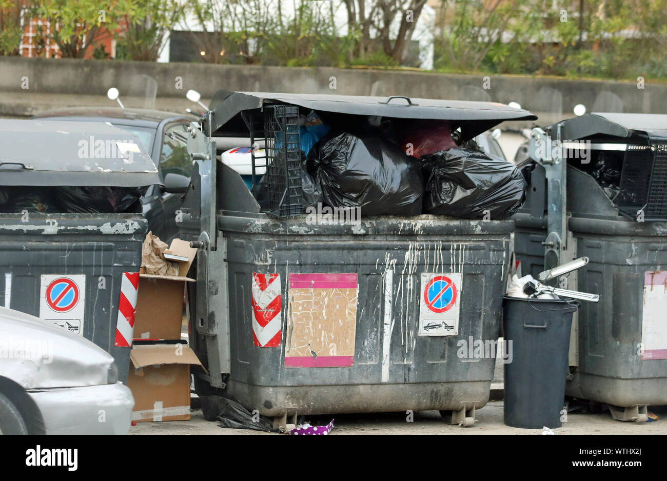 broken dumpster on the street full of garbage Stock Photo - Alamy
