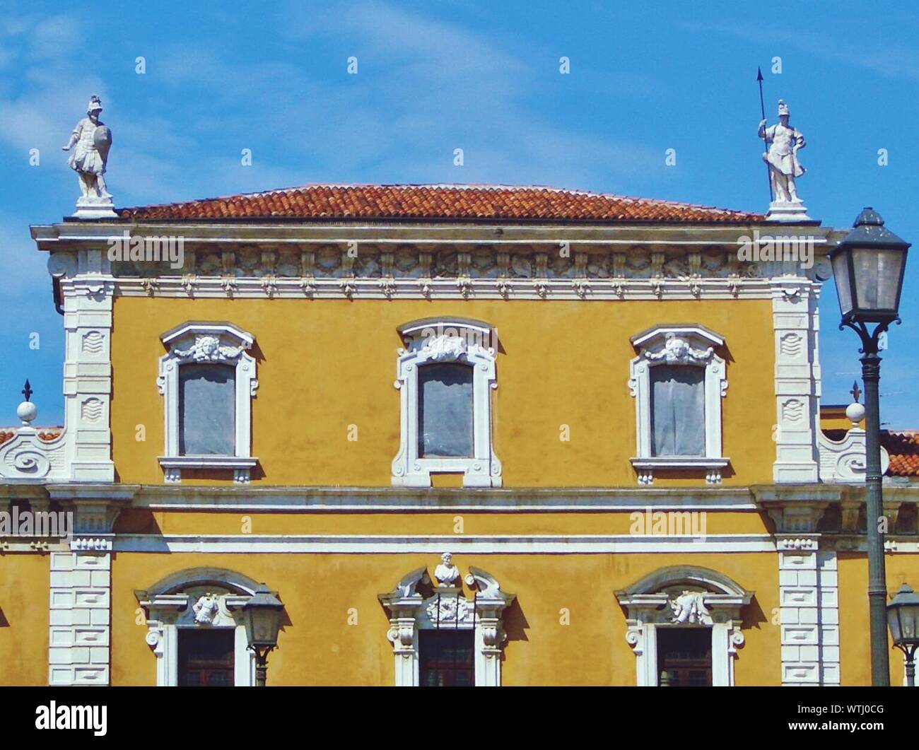Yellow building facade hi-res stock photography and images - Alamy