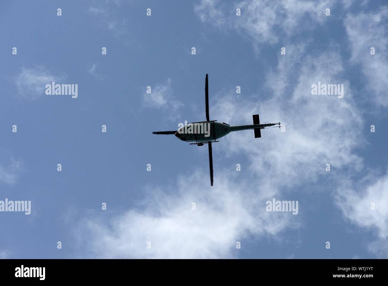 Helicopter low flying hi-res stock photography and images - Alamy