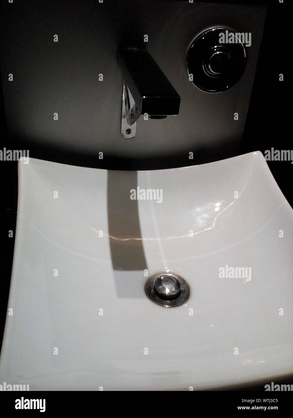 Ceramic basin hi-res stock photography and images - Alamy