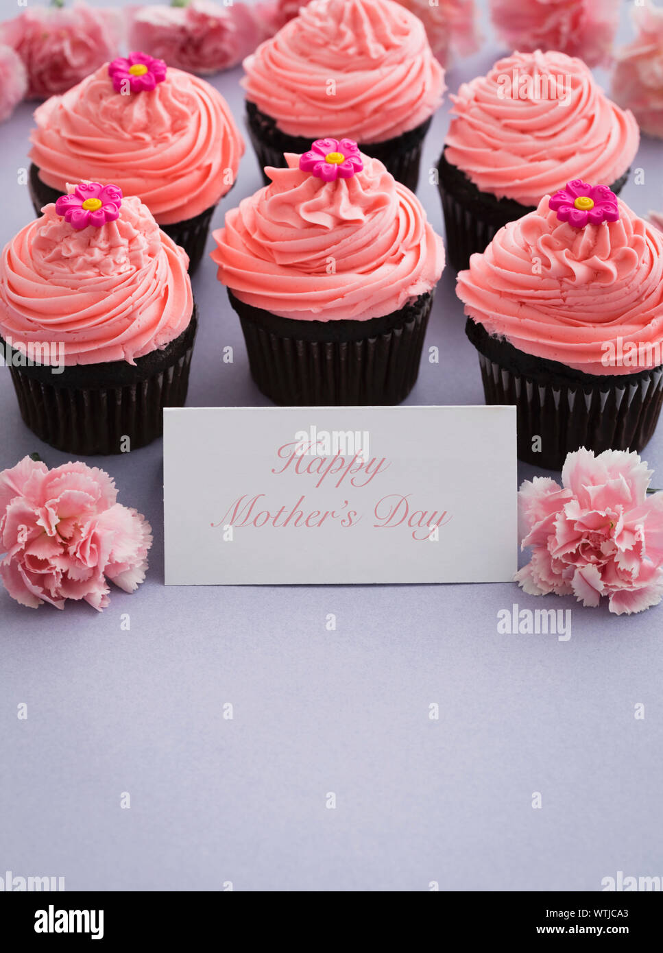 Happy mother's day message and cupcakes Stock Photo - Alamy