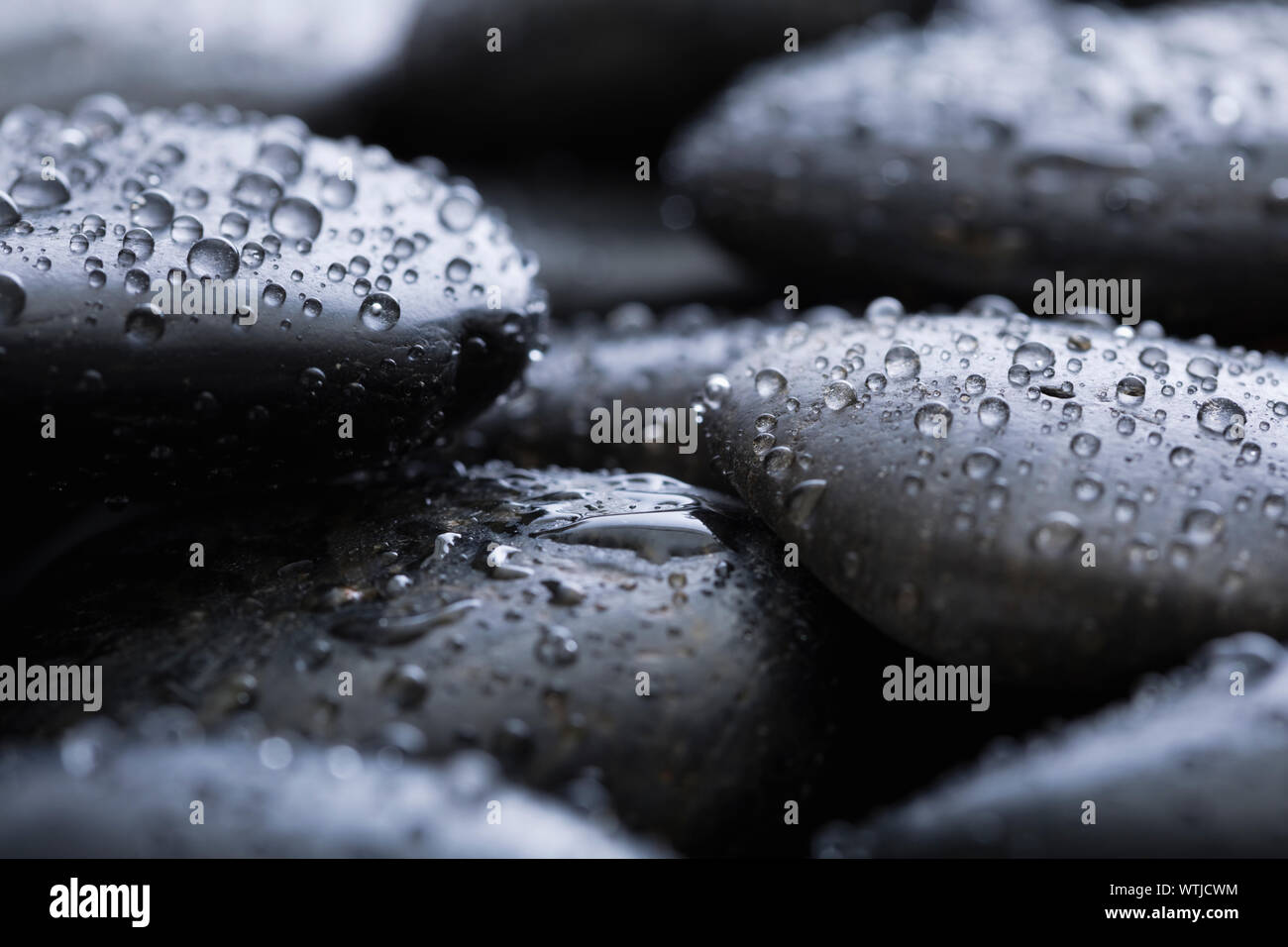 Shiny wet pebbles hi-res stock photography and images - Alamy