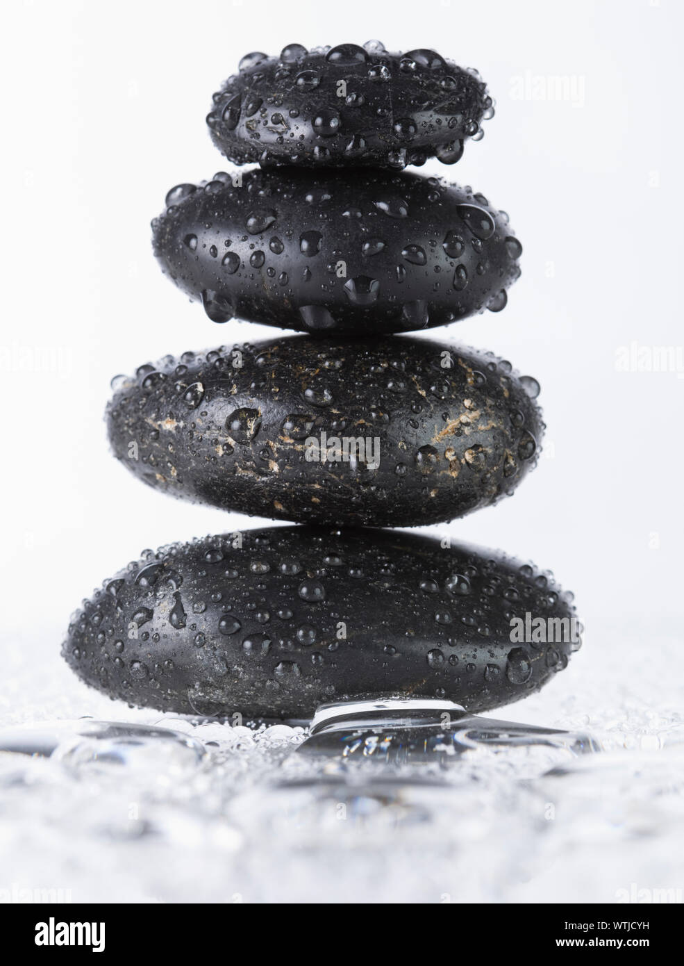 Wet black stone hi-res stock photography and images - Alamy