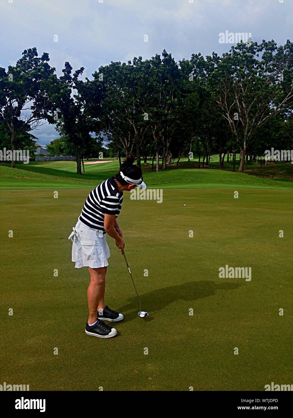 Side view woman playing golf hi-res stock photography and images - Alamy