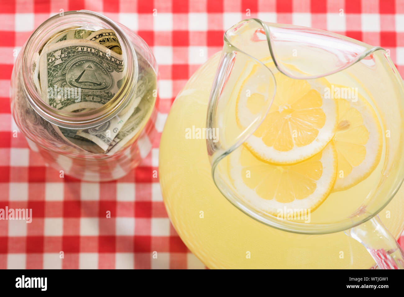 Lemonade and dollars in jar Stock Photo - Alamy