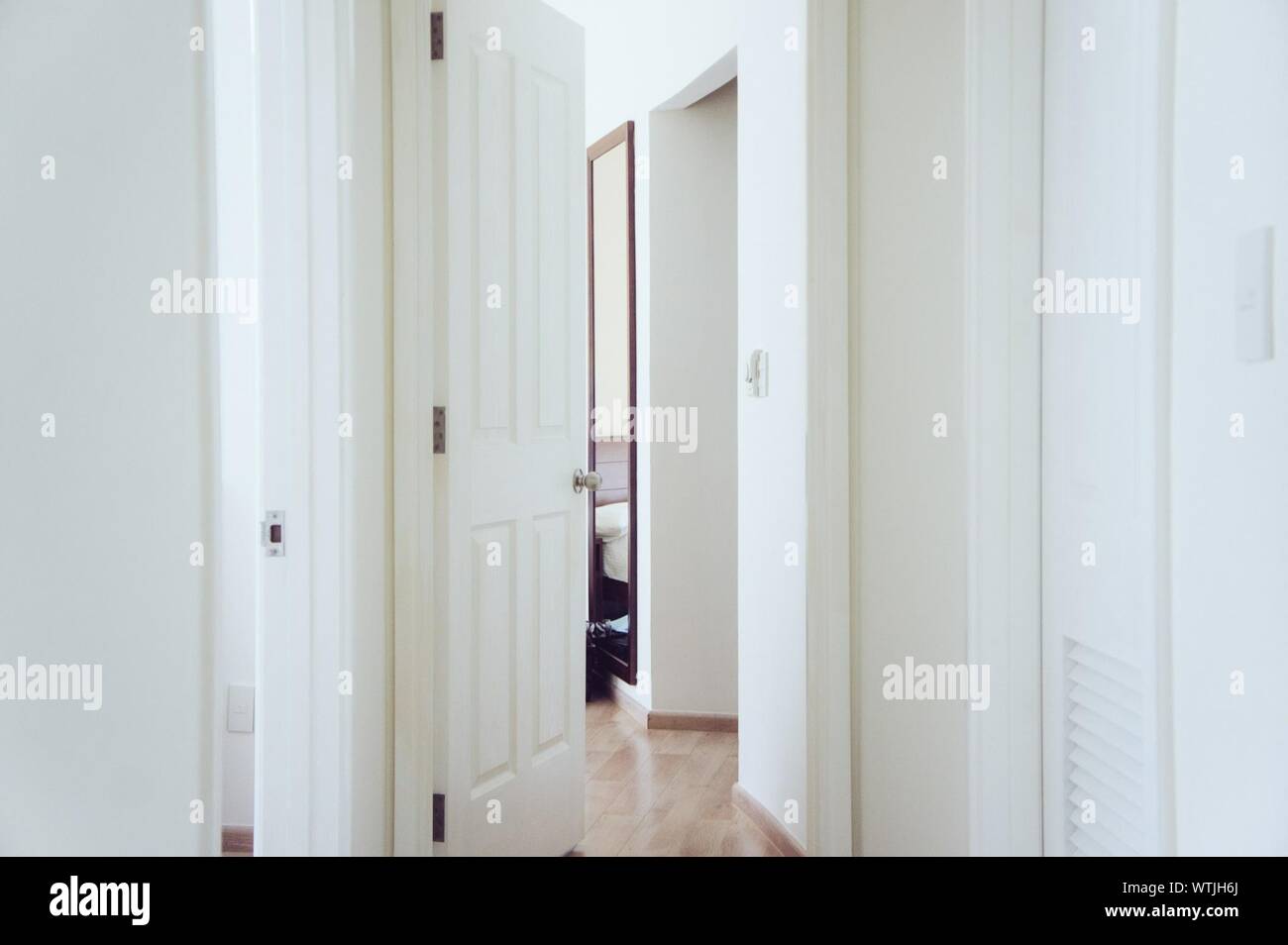 Clean interiors hi-res stock photography and images - Alamy