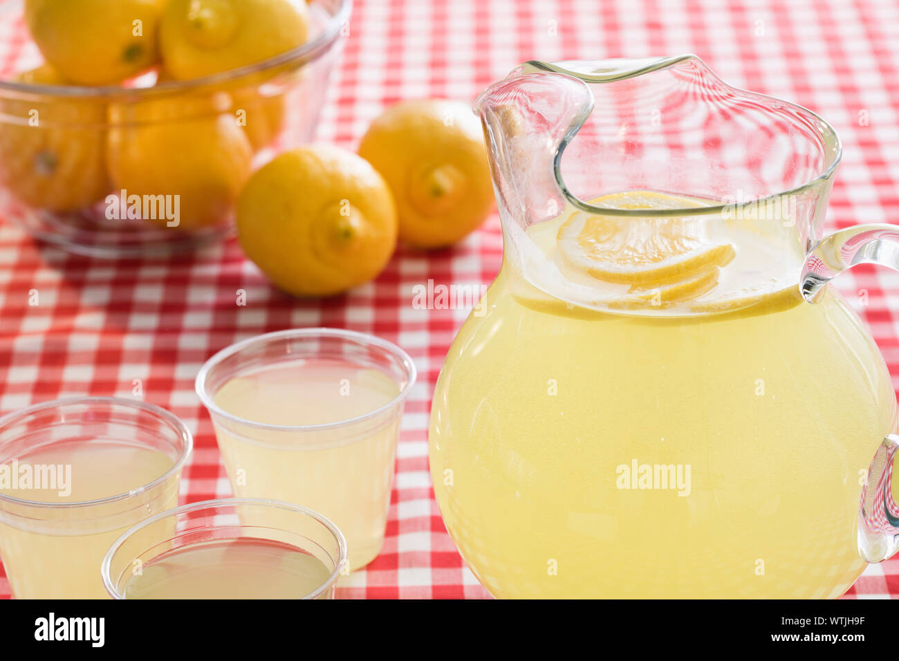Lemonade stand hi-res stock photography and images - Alamy
