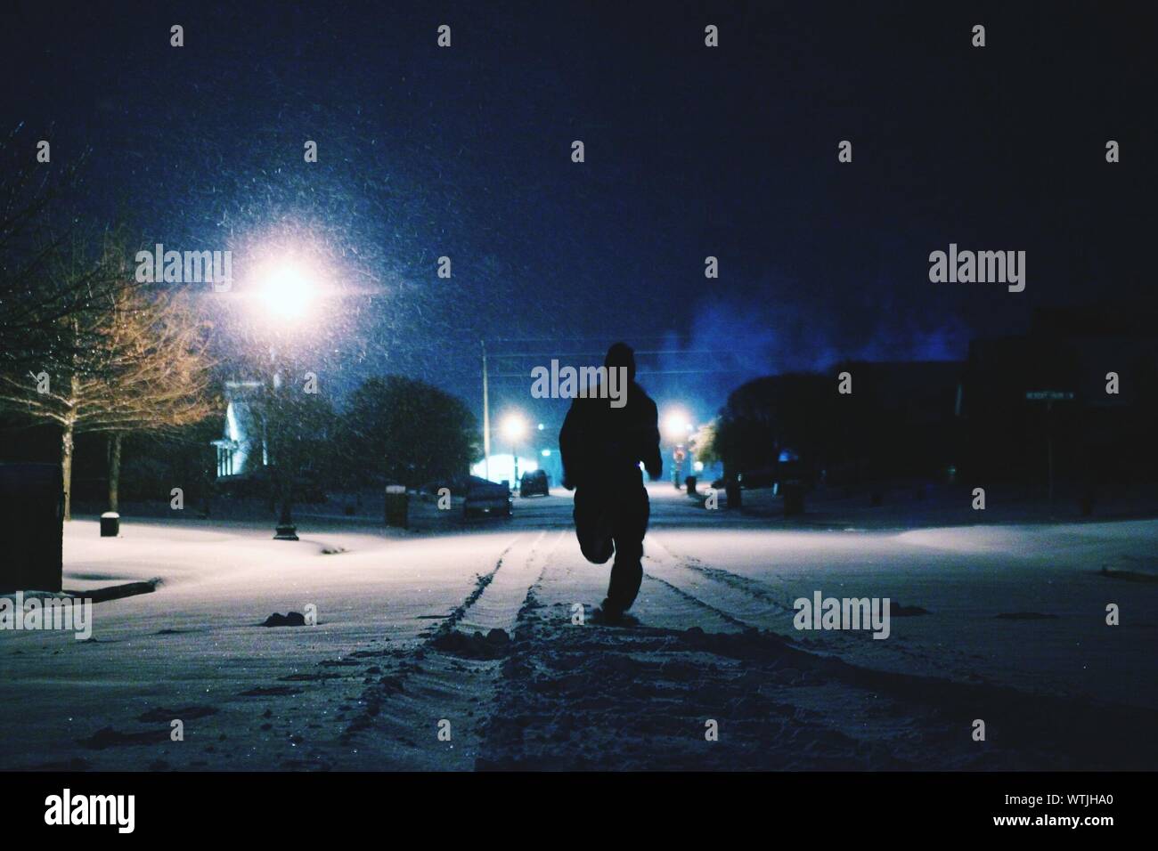 Snowy street night hi-res stock photography and images - Alamy