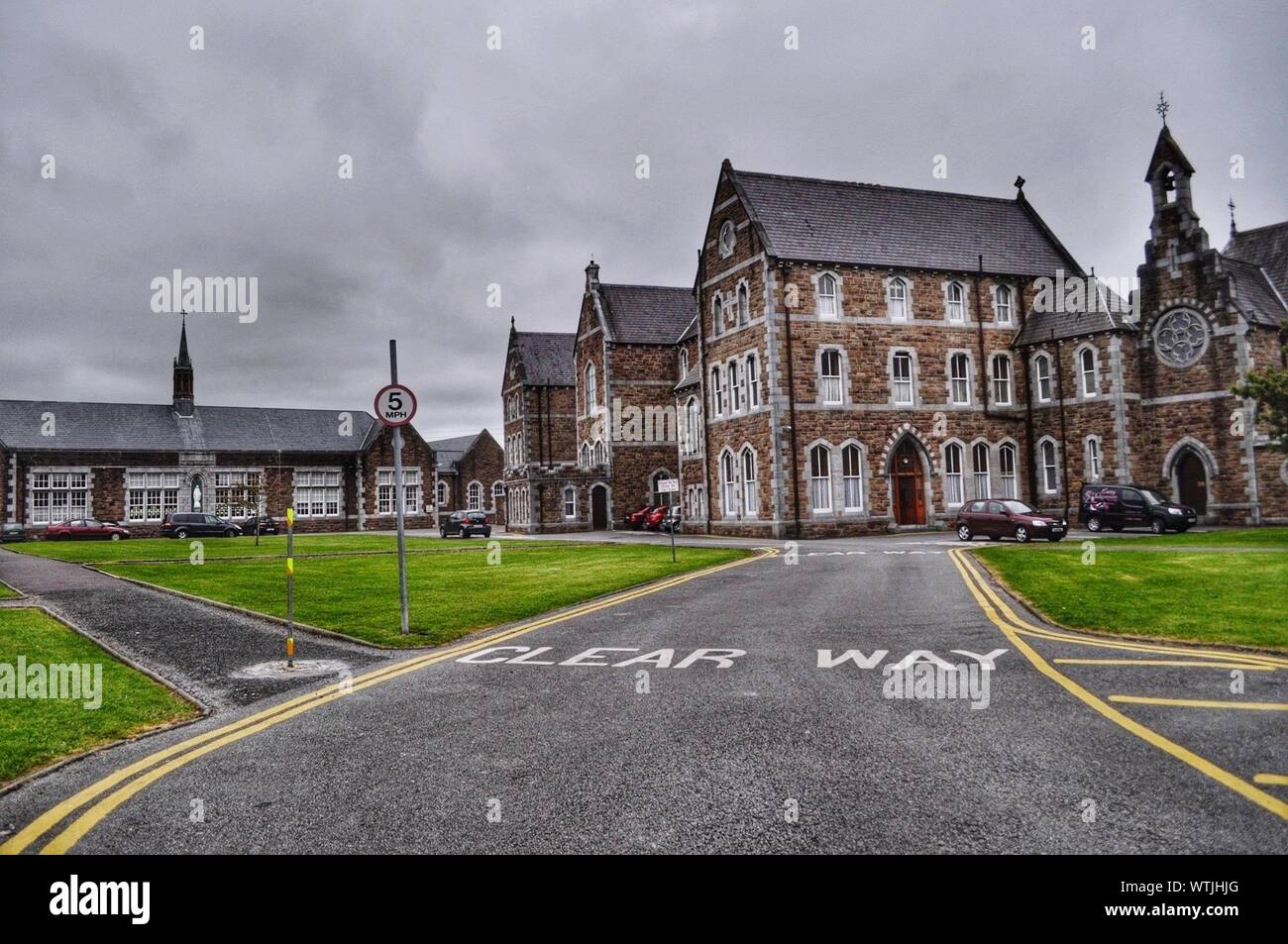 Church and parking cars hi-res stock photography and images - Alamy