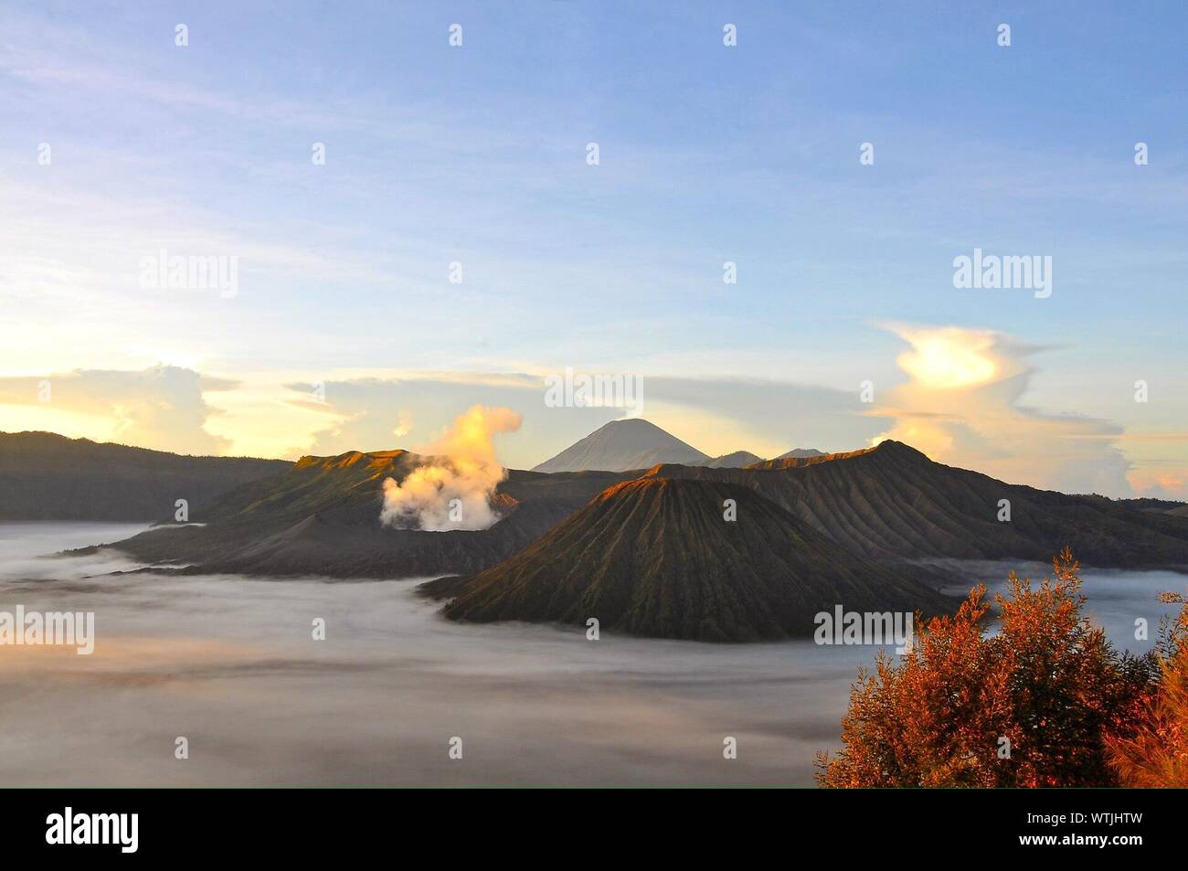 Fog volcanoes hi-res stock photography and images - Alamy