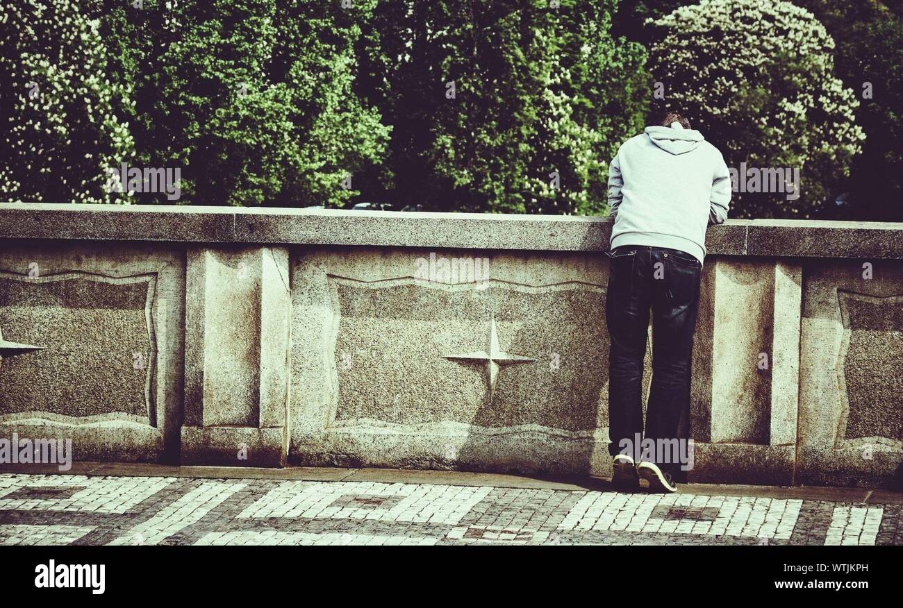 Man peeking over wall hi-res stock photography and images - Alamy