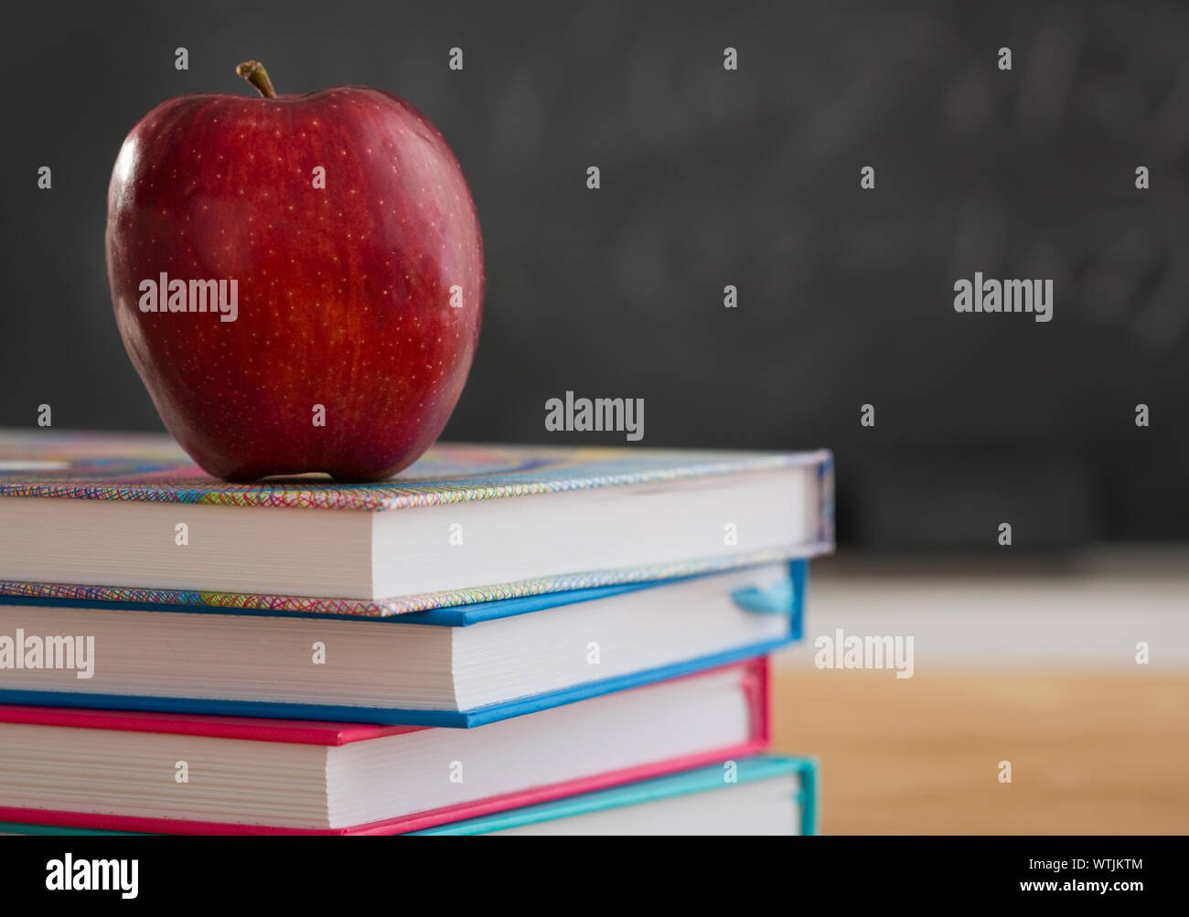 Apple on top stack books hi-res stock photography and images - Alamy