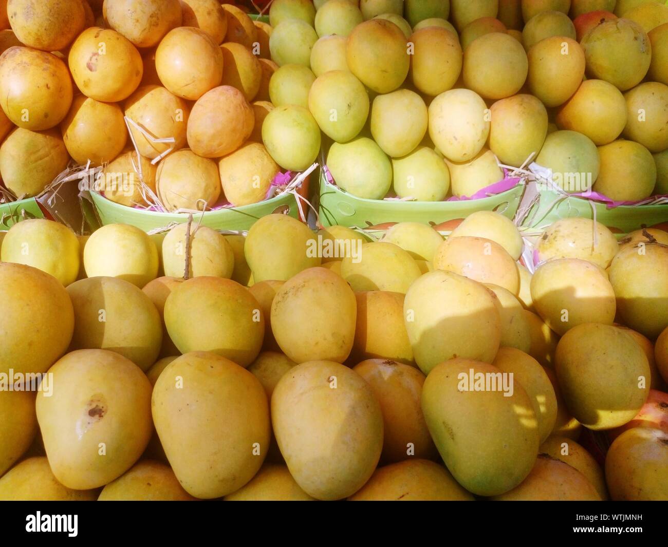 Side of mangoes hi-res stock photography and images - Alamy