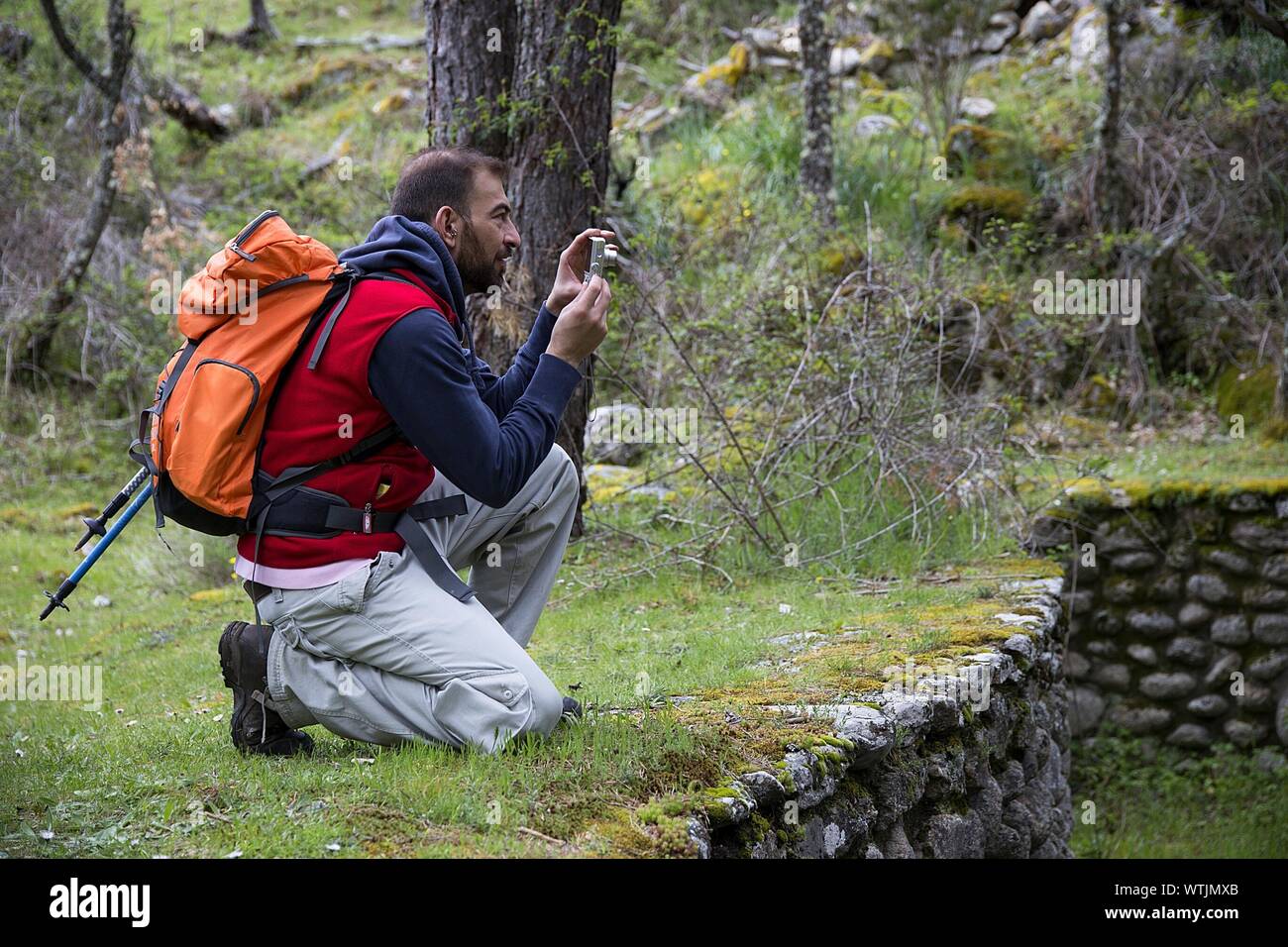 Man kneeling side hi-res stock photography and images - Alamy