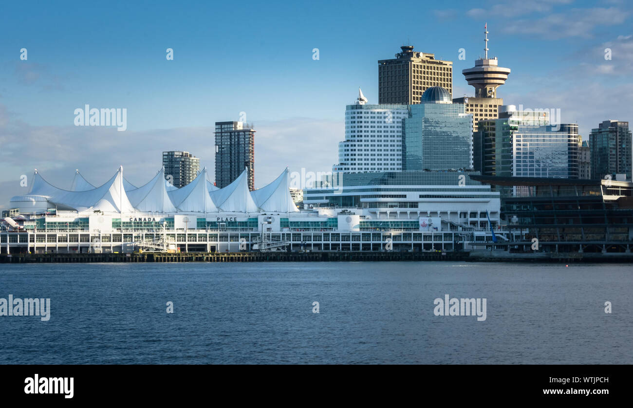 Modern waterfront buildings hi-res stock photography and images - Alamy