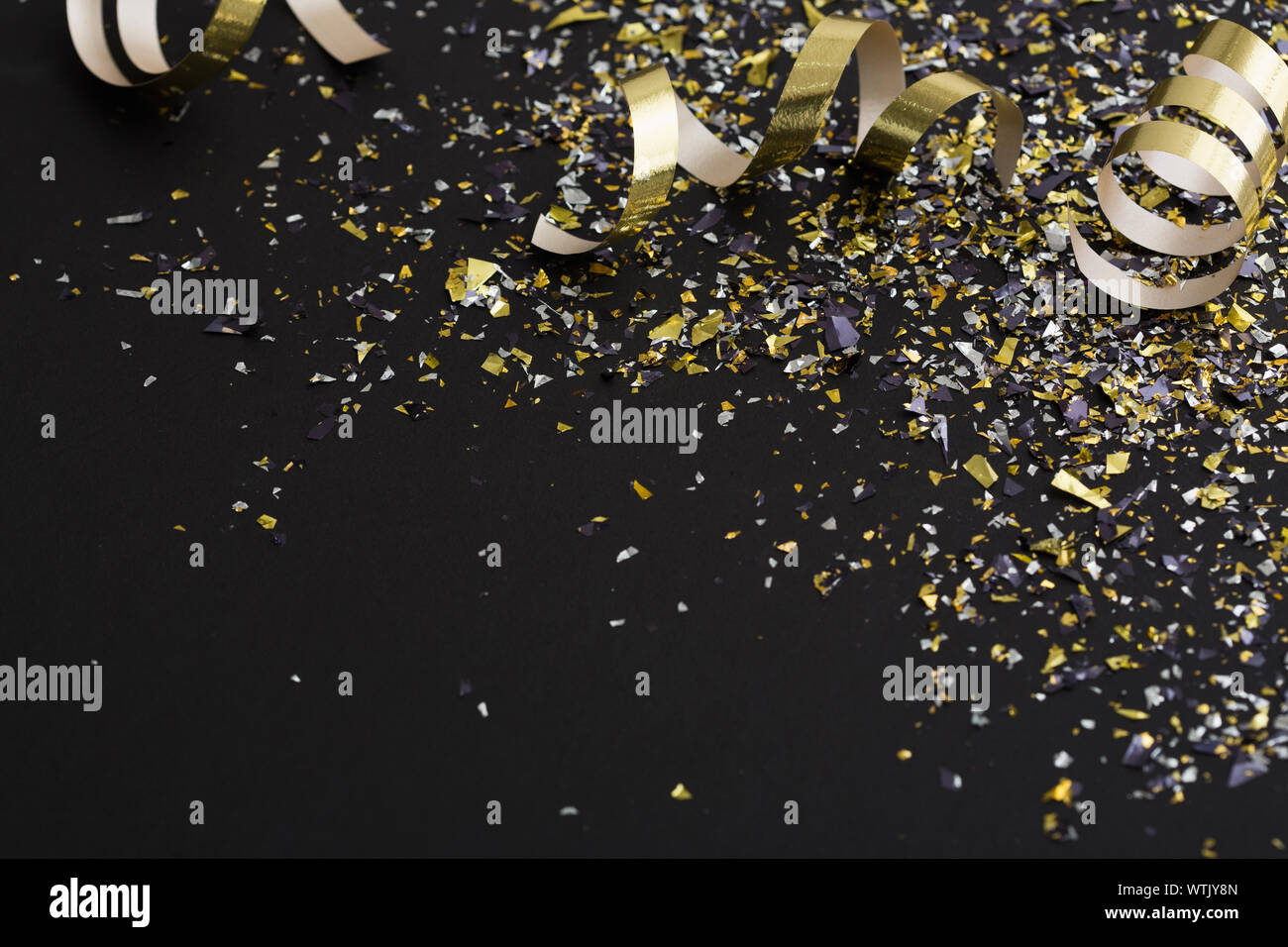 Gold confetti studio hi-res stock photography and images - Alamy