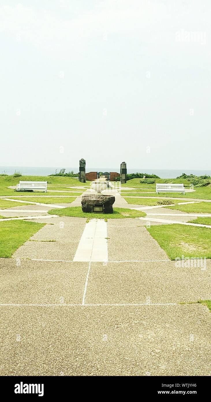Empty fountain hi-res stock photography and images - Alamy