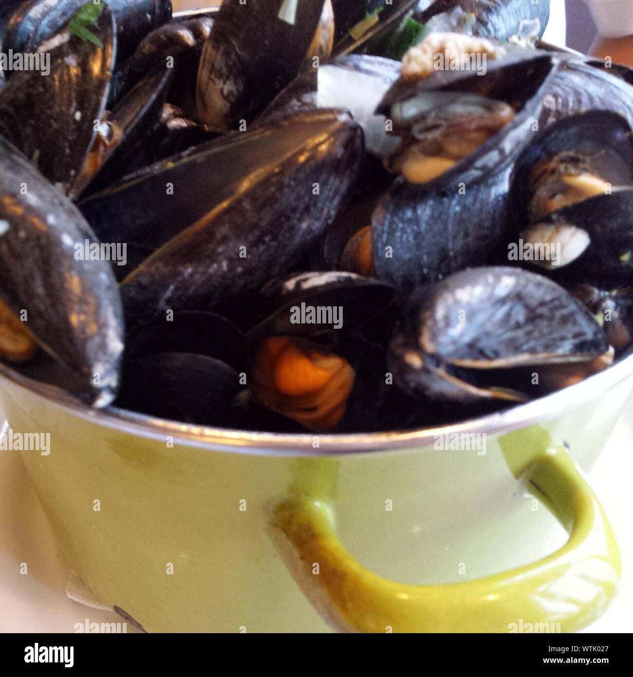 Clam pot hi-res stock photography and images - Alamy