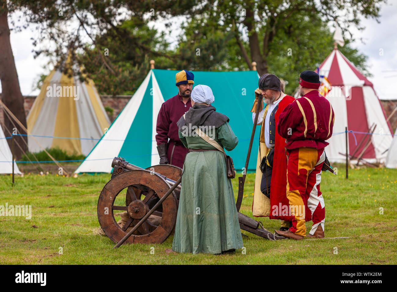 Medieval entertainment hi-res stock photography and images - Alamy
