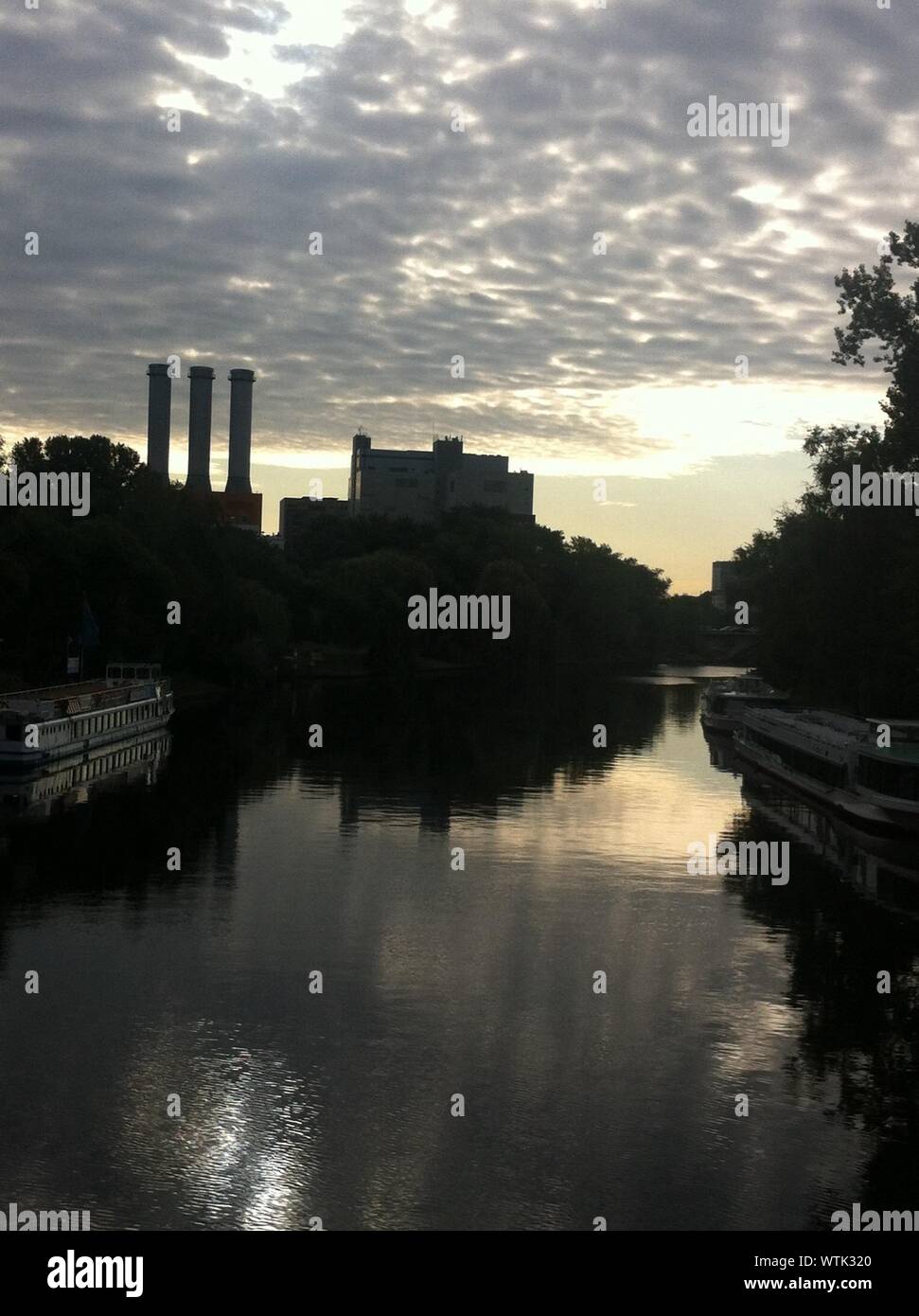 Factory sunset hi-res stock photography and images - Alamy