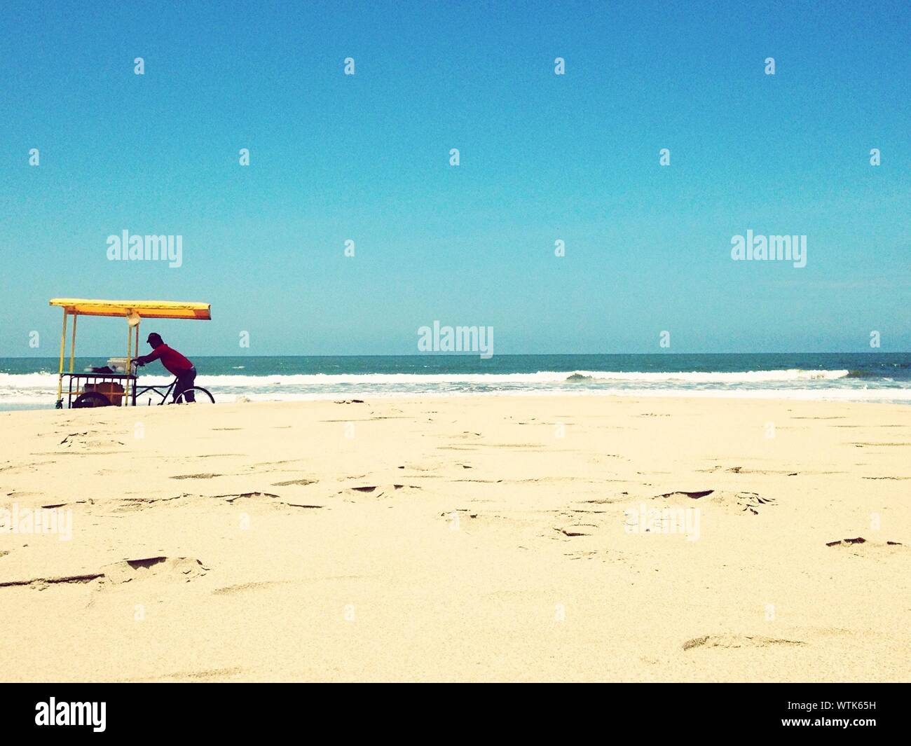 Selling food beach hi-res stock photography and images - Alamy