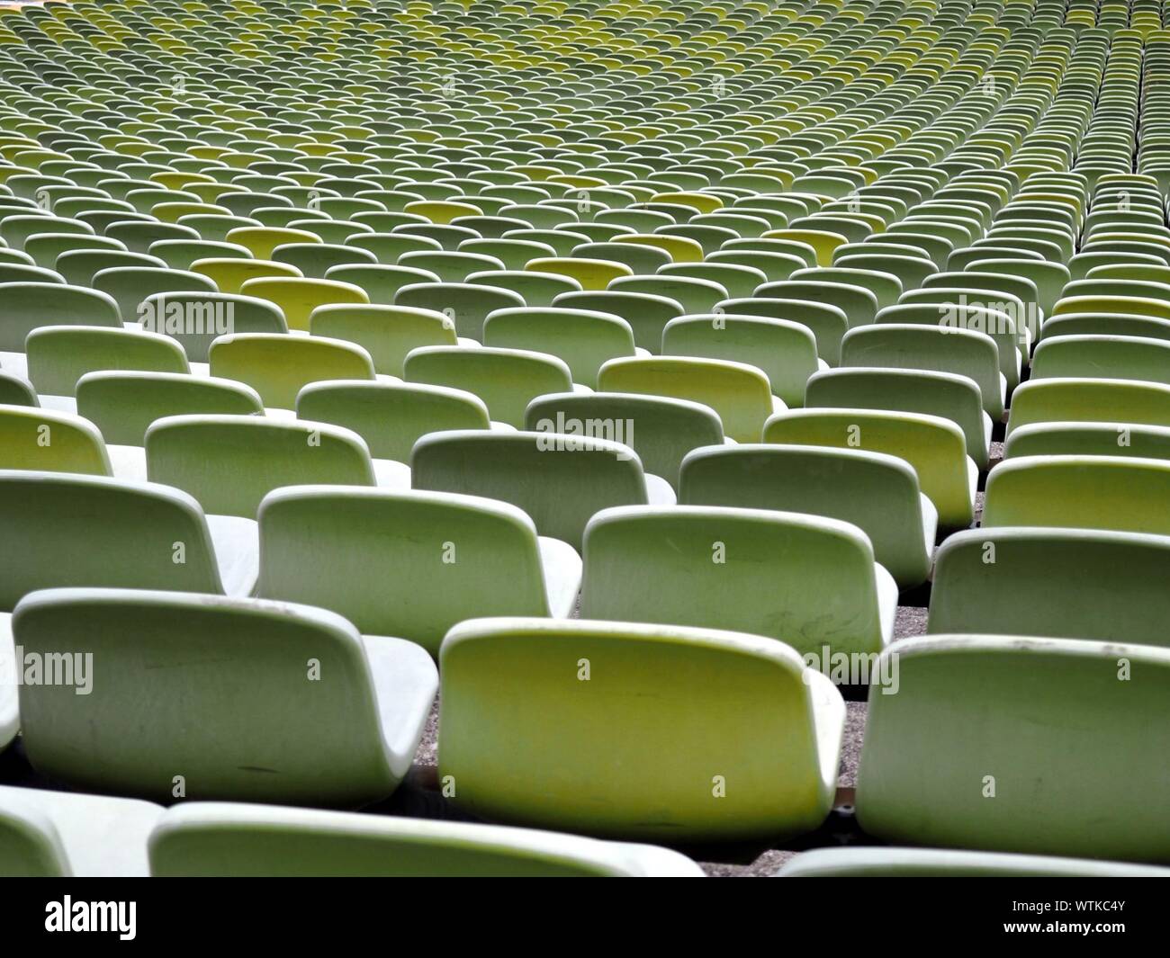 Full bleachers hi-res stock photography and images - Alamy
