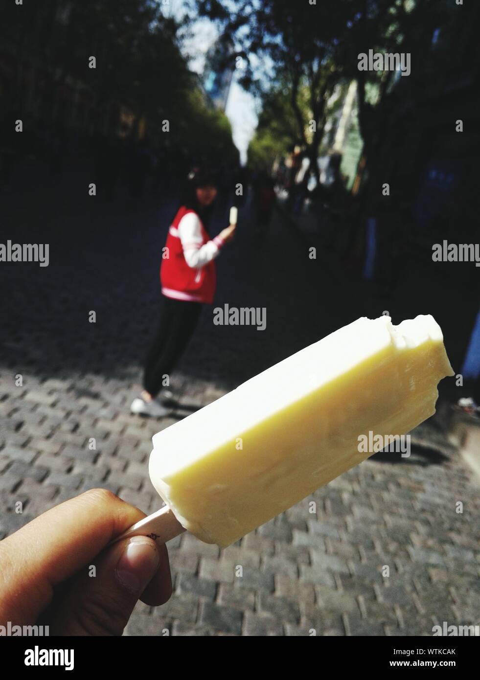 Person outdoors popsicle hi-res stock photography and images - Alamy