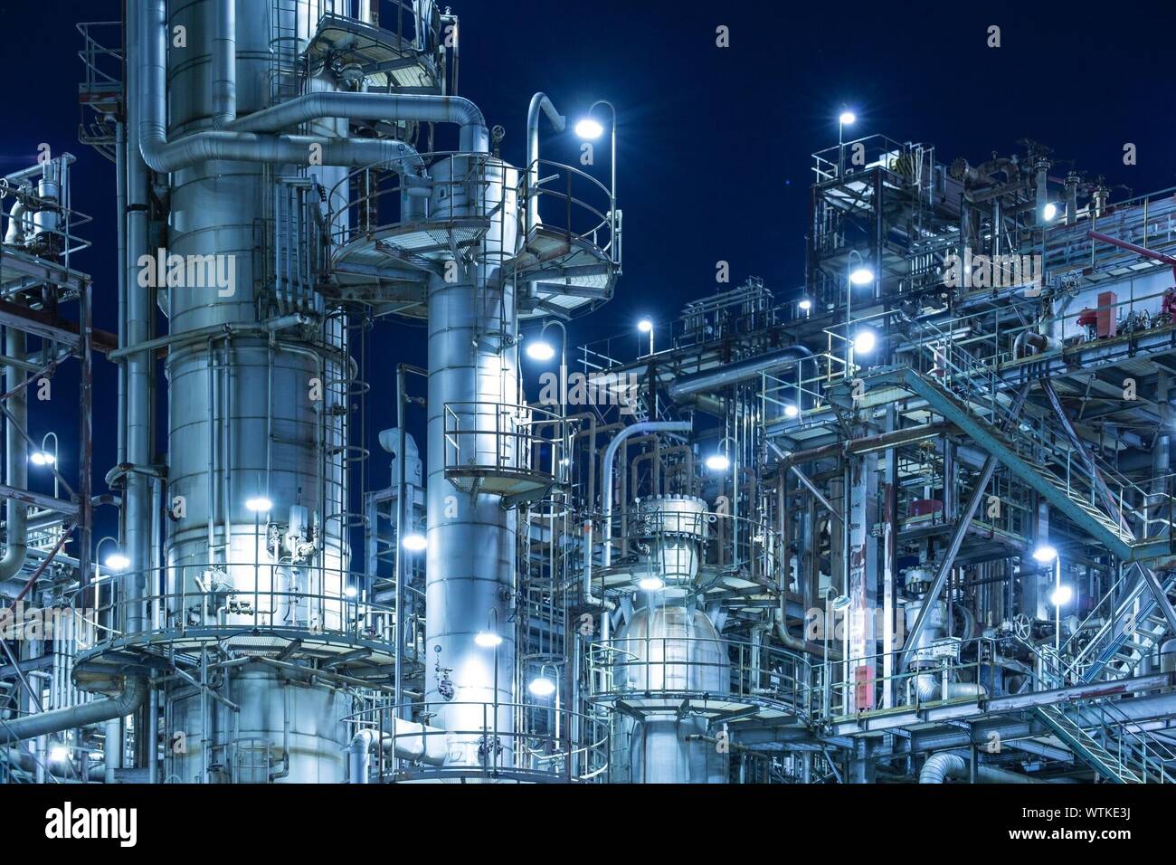 Refinery night hi-res stock photography and images - Alamy