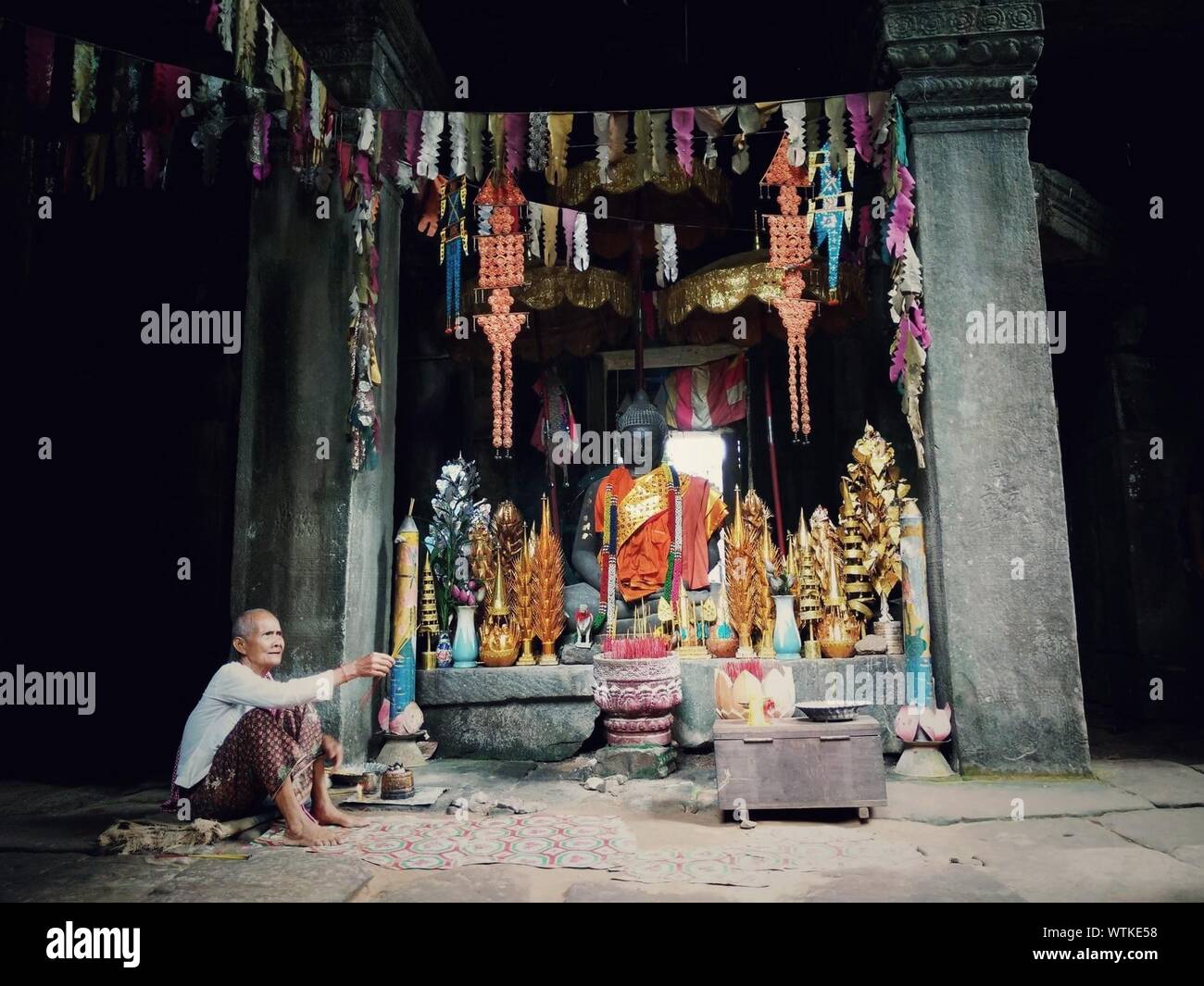 Praying buddha statue hi-res stock photography and images - Alamy