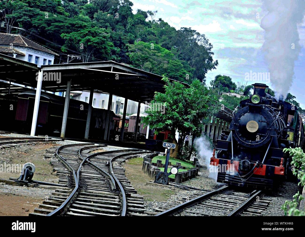 Steam train and station platform hi-res stock photography and images ...