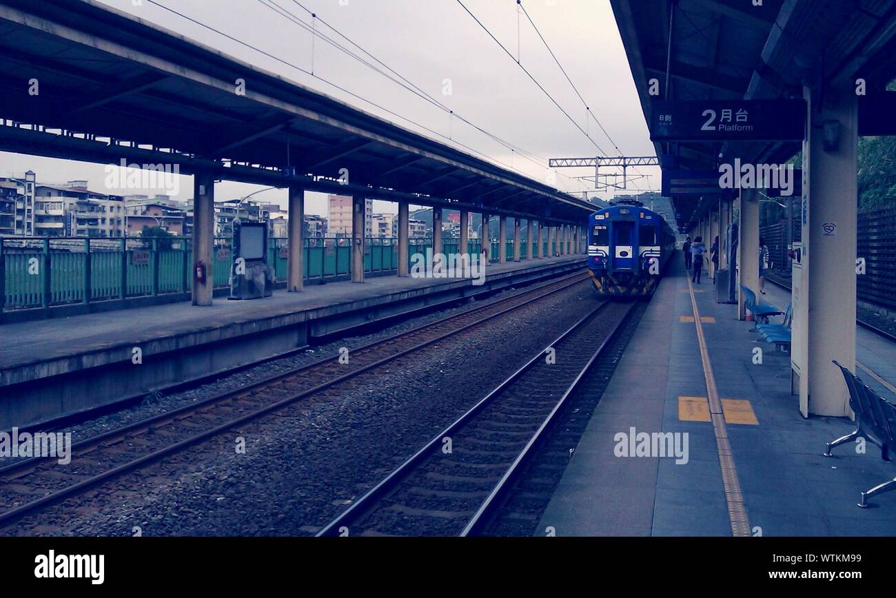 Passenger train approaching platform hi-res stock photography and ...
