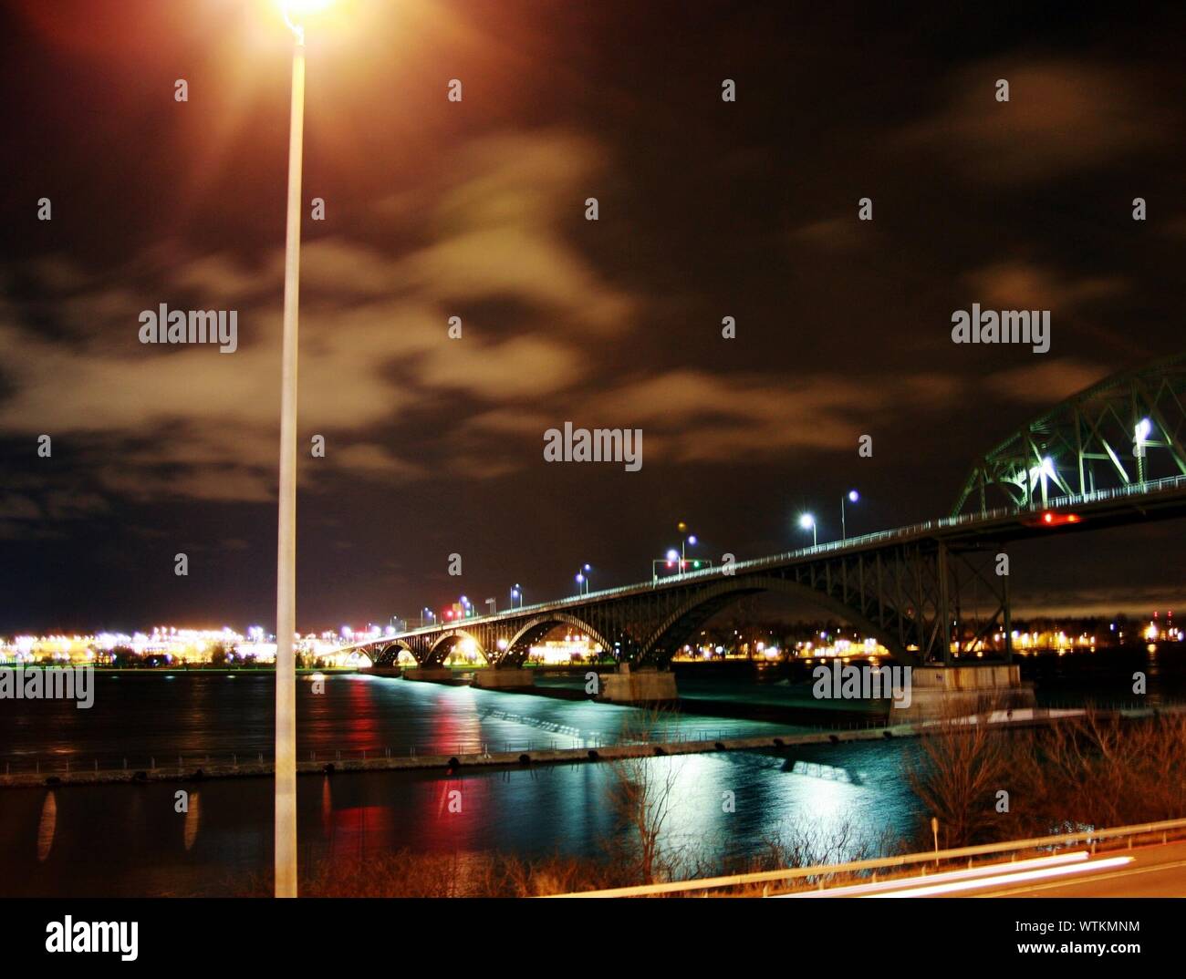 Illuminated lit arch bridge hi-res stock photography and images - Alamy