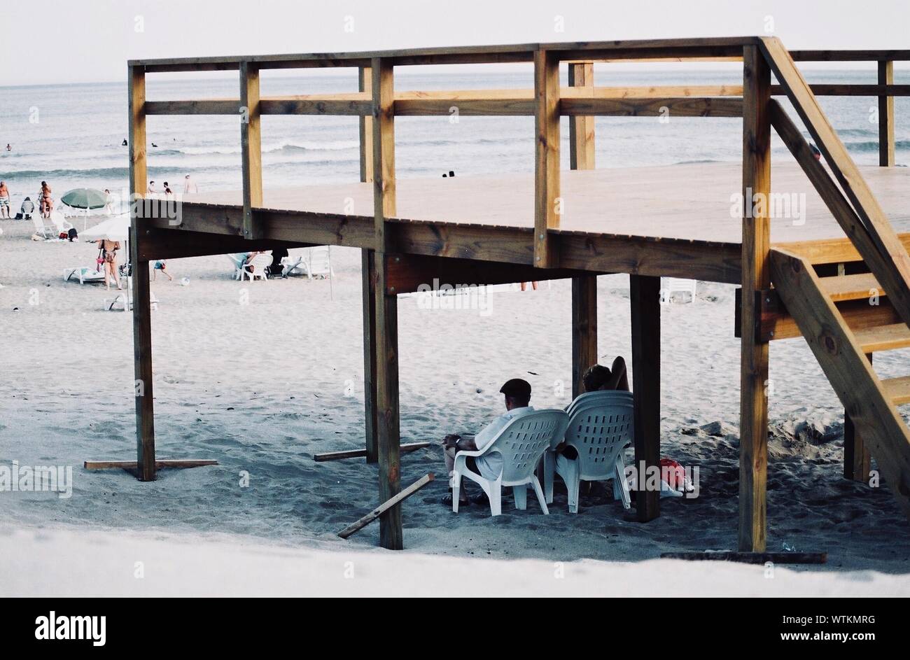 People at beach chairs hi-res stock photography and images - Alamy