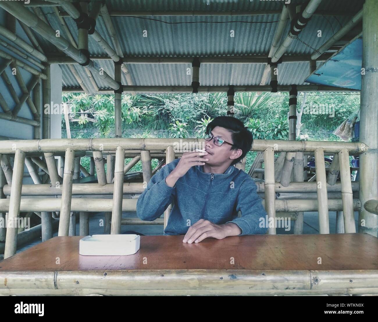 Man smoking table restaurant hi-res stock photography and images - Alamy