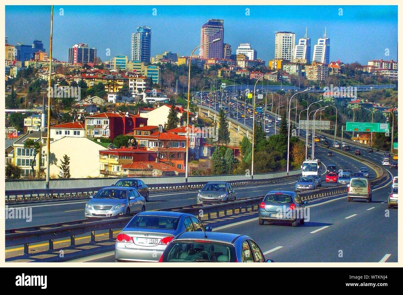 Cars on city highway hi-res stock photography and images - Alamy