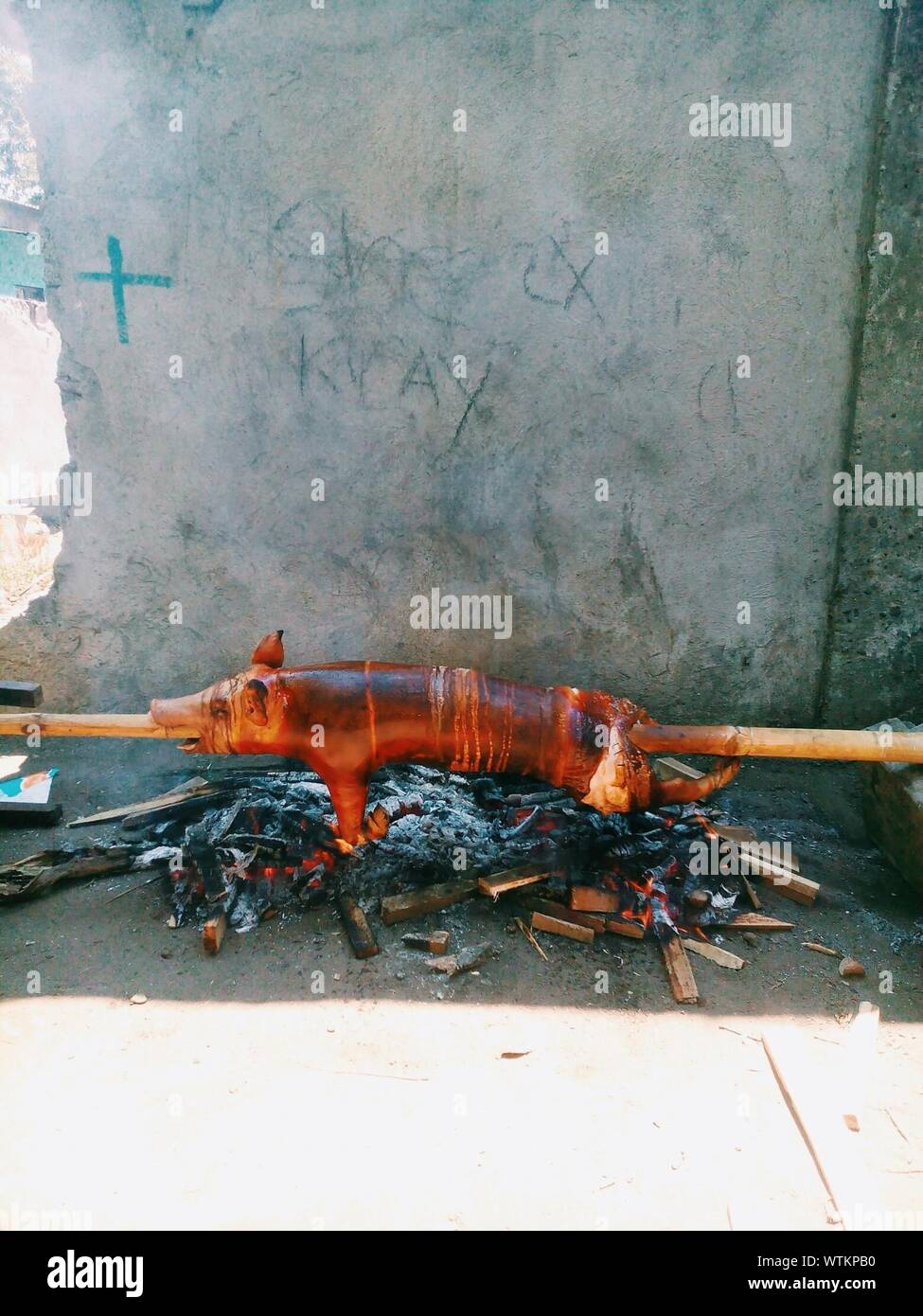 Pig spit roasted hi-res stock photography and images - Alamy