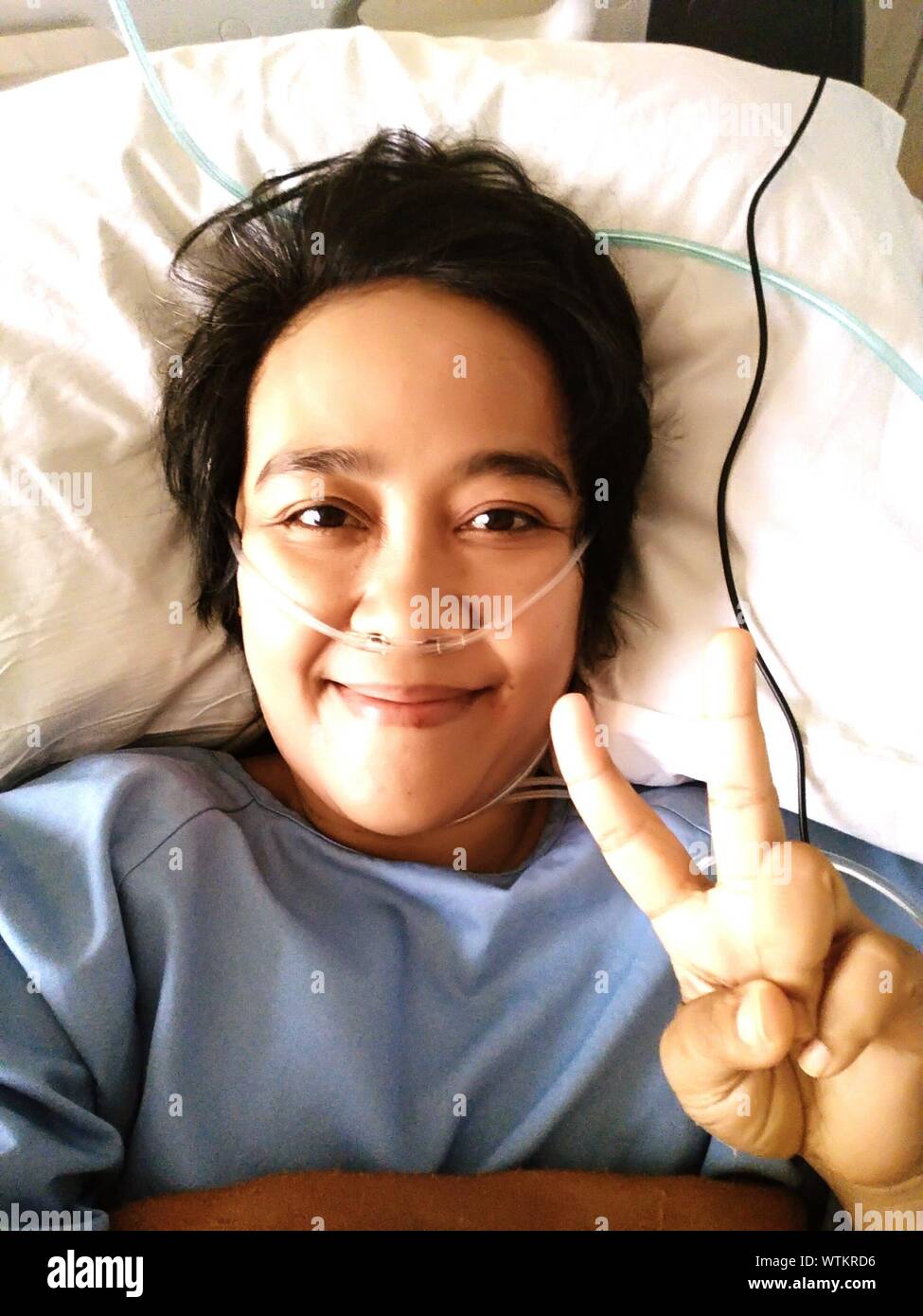 Asian woman gesturing peace sign hi-res stock photography and images ...