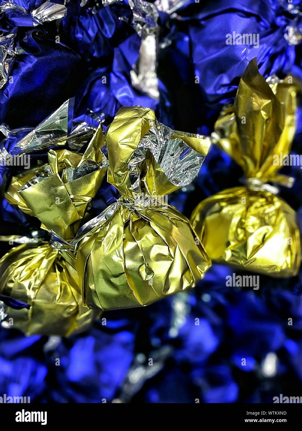 Gold wrapped sweets hi-res stock photography and images - Alamy