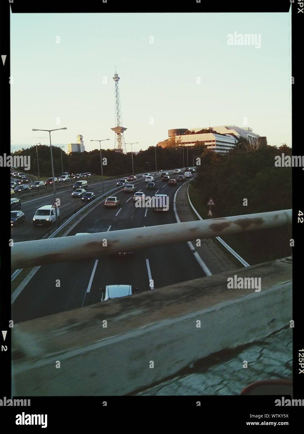 Traffic on tower bridge hi-res stock photography and images - Alamy