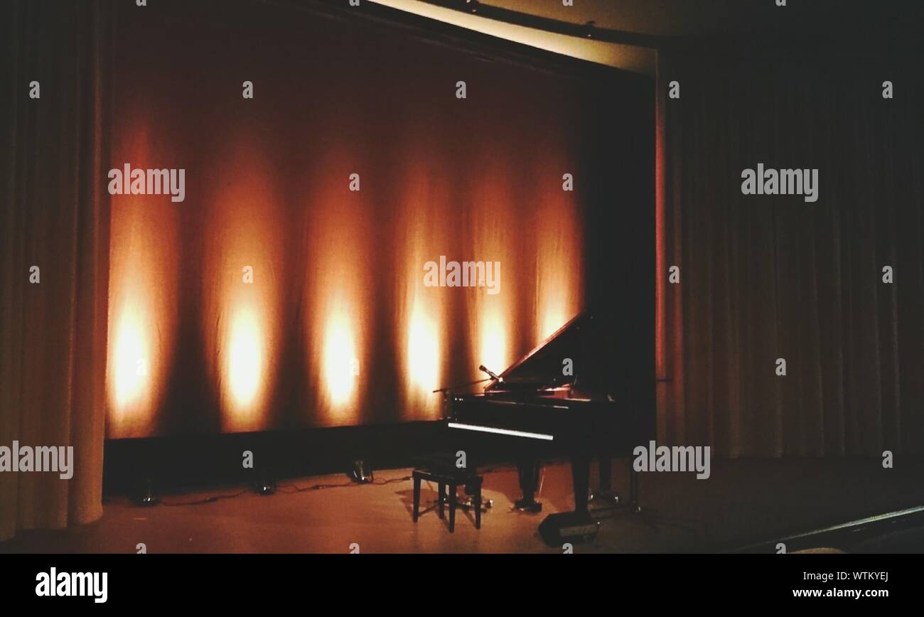 Grand piano stage hi-res stock photography and images - Alamy