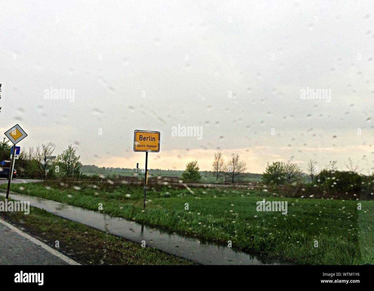 Car water sign hi-res stock photography and images - Alamy