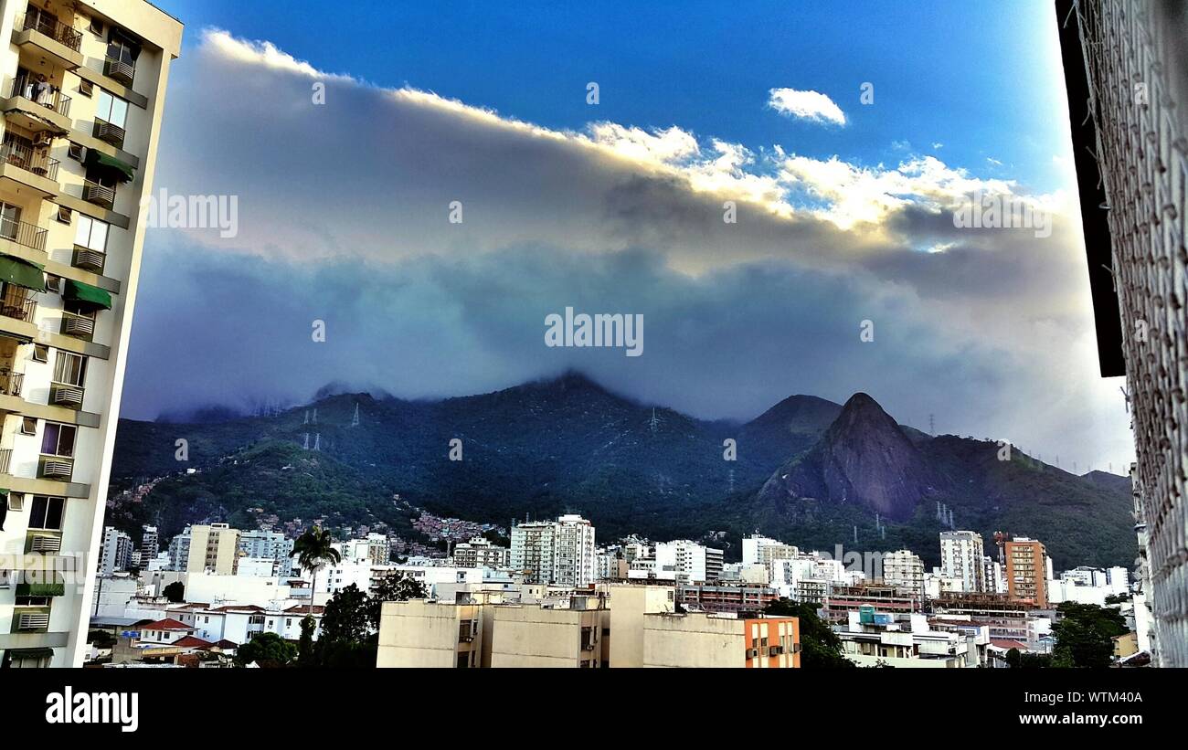 City backgrounds hi-res stock photography and images - Alamy