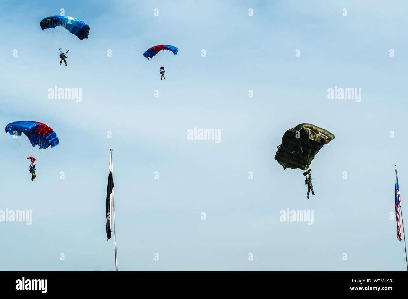 Army men on parachute hi-res stock photography and images - Alamy