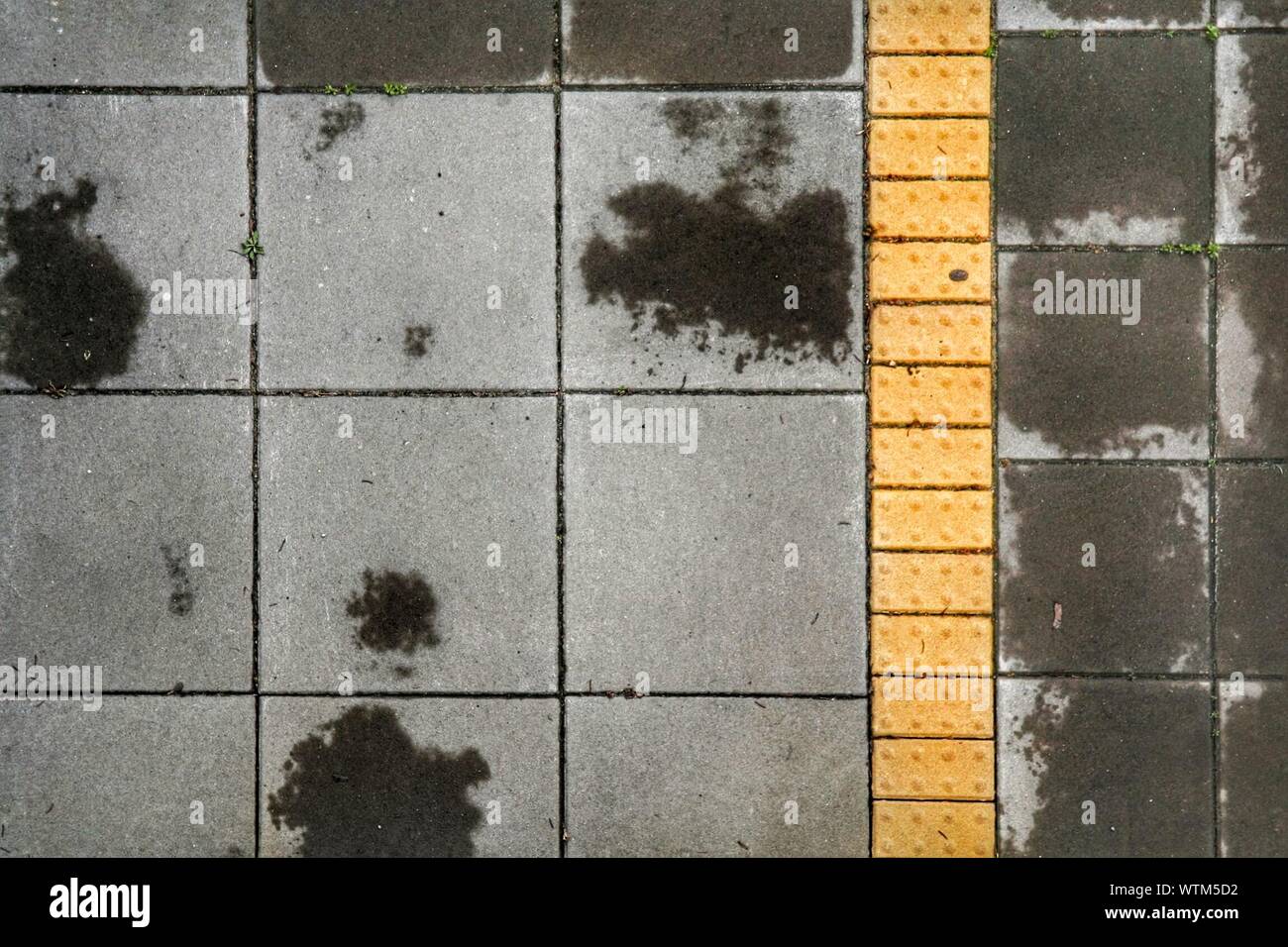 Yellow paving stone hi-res stock photography and images - Alamy