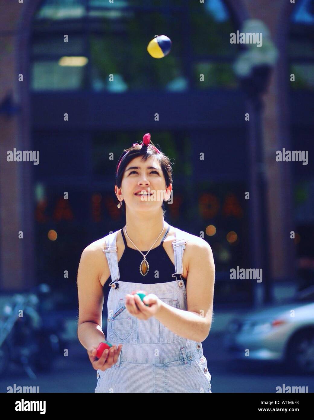 Juggling hi-res stock photography and images - Alamy