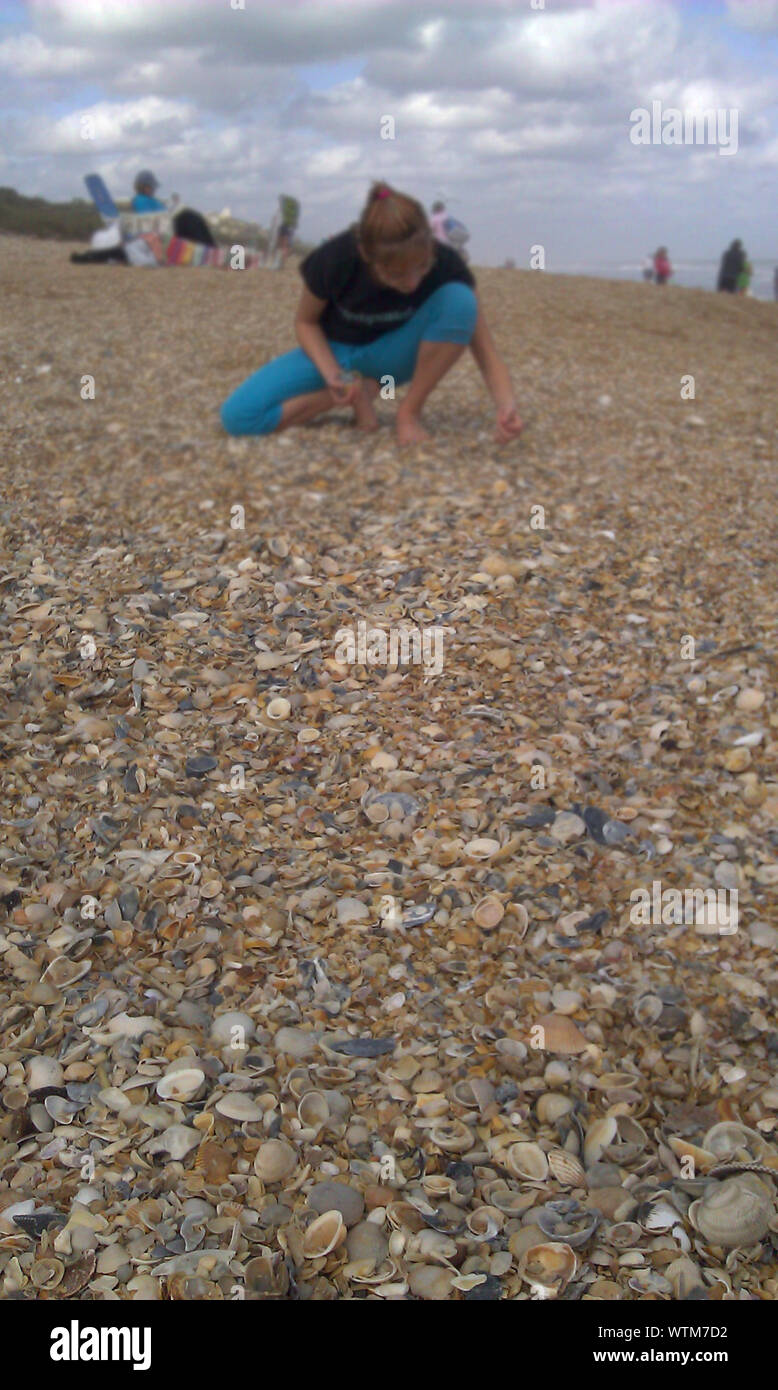 Beach collecting hi-res stock photography and images - Alamy