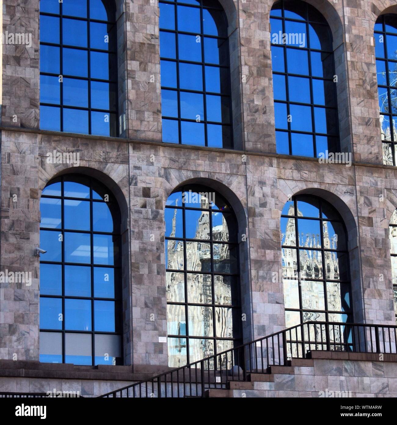 Building with arch windows hi-res stock photography and images - Alamy
