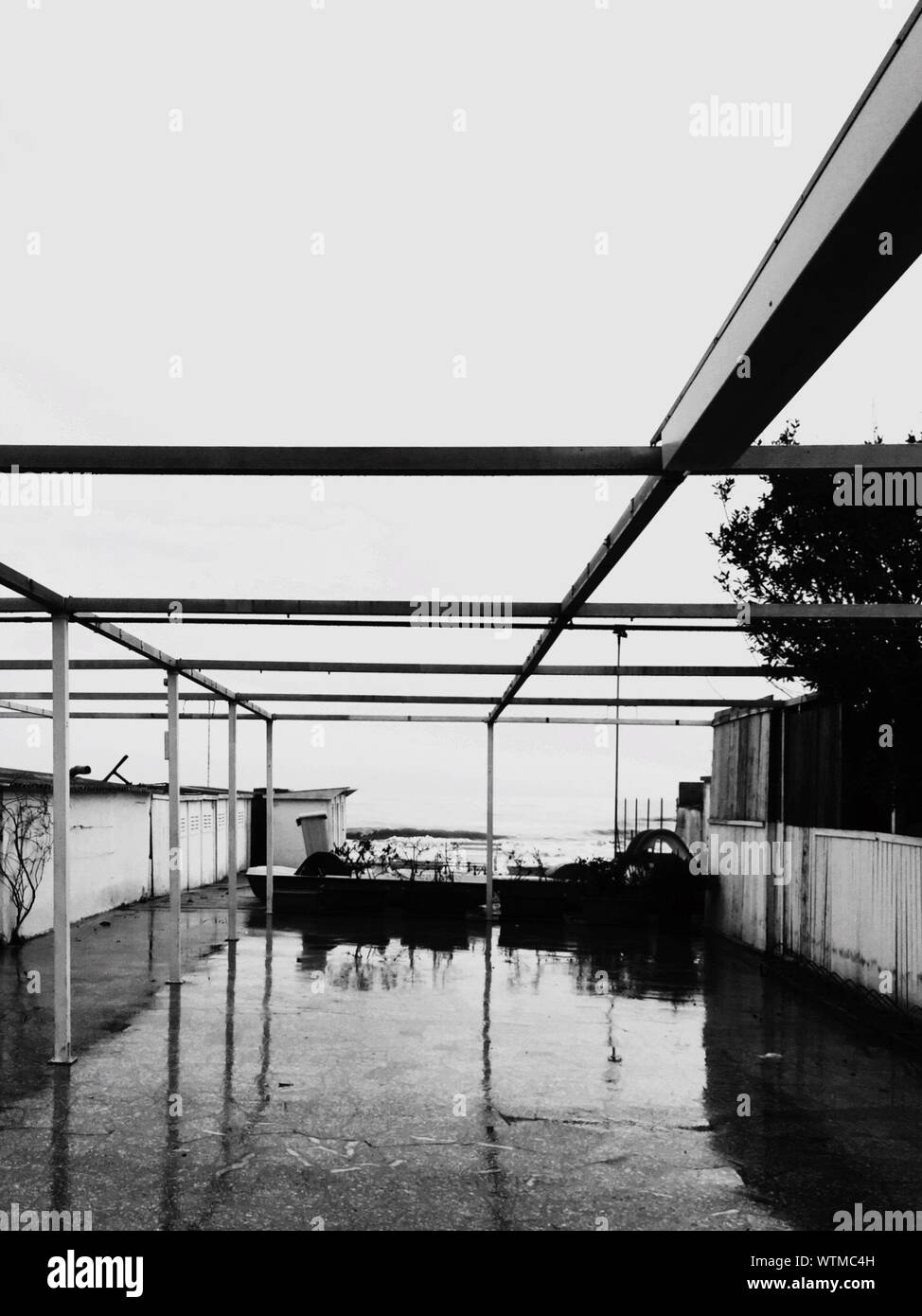 Wet building hi-res stock photography and images - Alamy